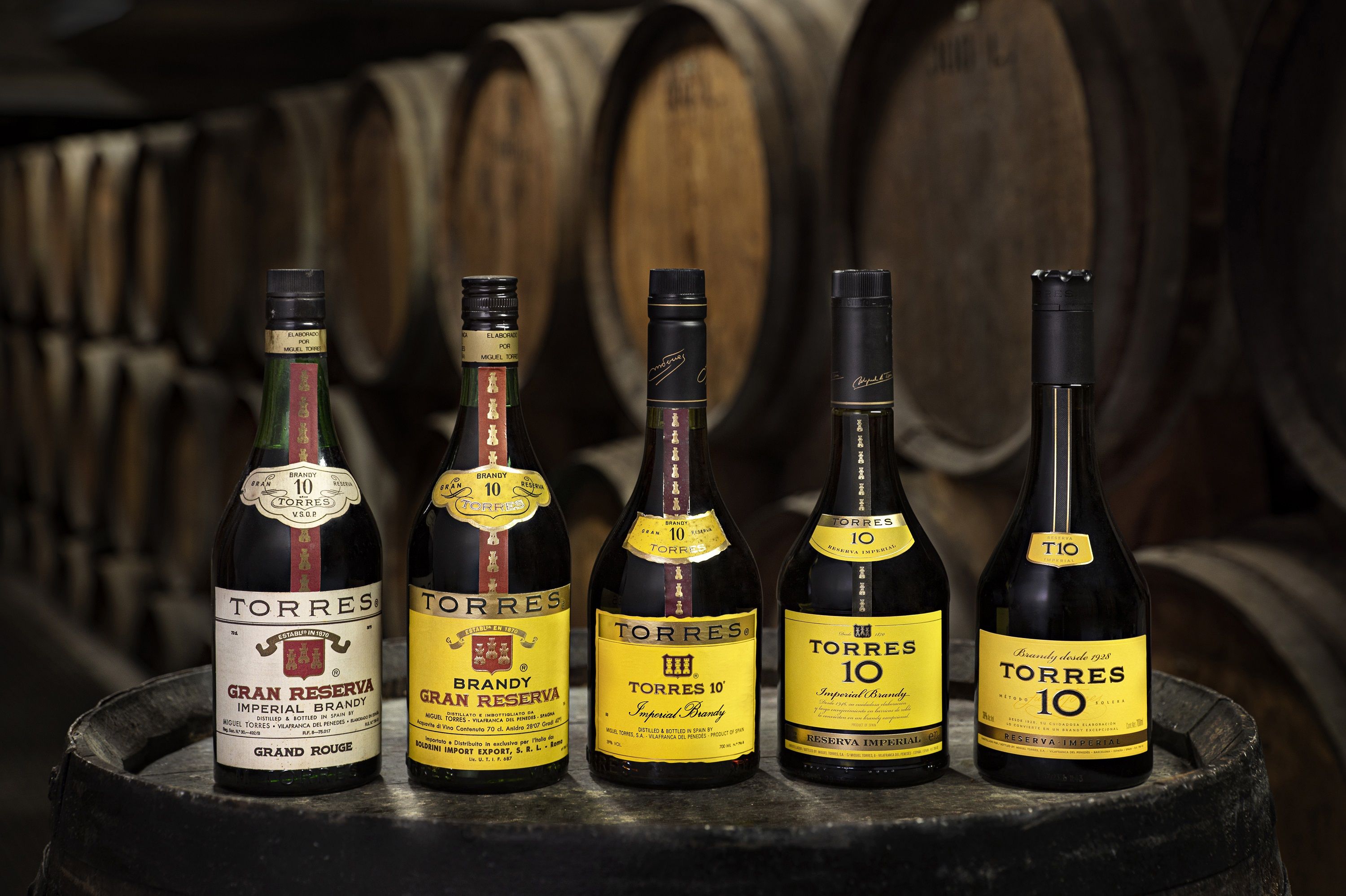 Torres Brandy actualiza la imagen de su icónico Torres 10