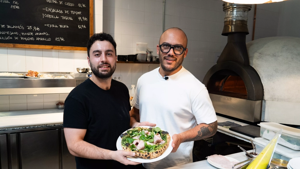 Pizza de espinacas, mortadela, ricota y pistachos. Receta de Sartoria Panatieri