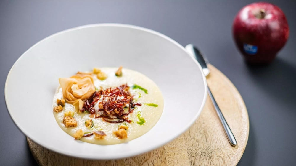 Crema de manzana Red Delicious y apio con huevo escalfado, tiras de ...